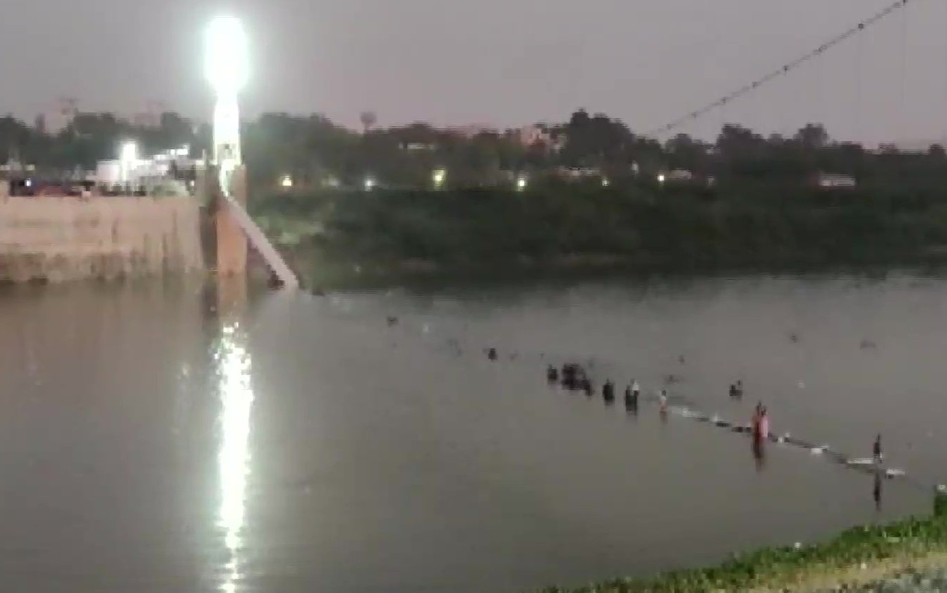 India, crolla ponte nel Gujarat: 81 morti, era stato riaperto da una ...
